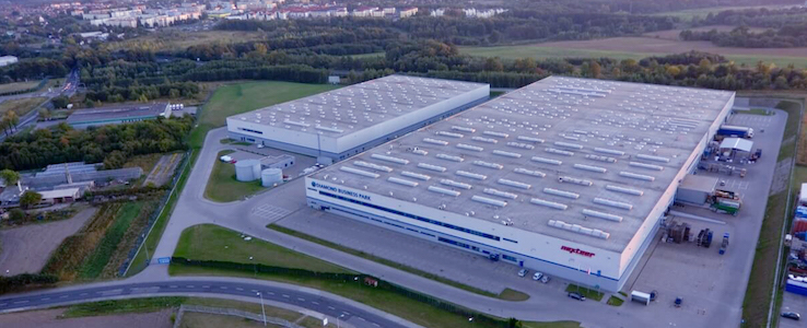 Roboty AGV przewiozą europalety w nowym magazynie Etisoft